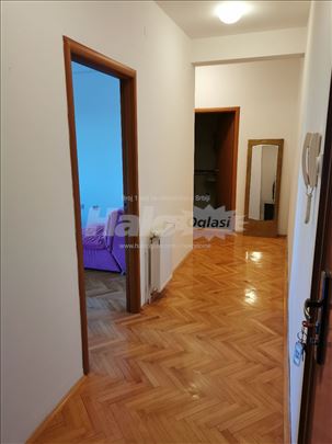 Dvosoban stan sa garažom u centru Niša