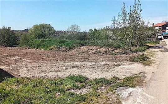 Zvezdara, V M Lug, nedaleko od autoputa, plac 5ari
