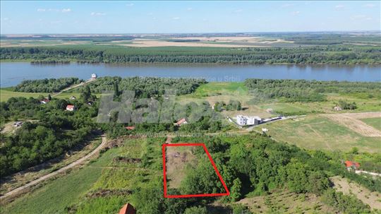 Slankamen 27ari, struja i kućica 22m2