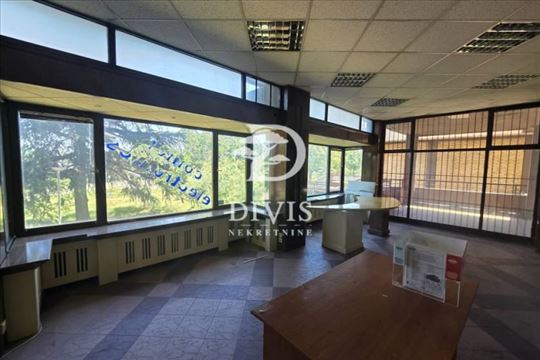 Prodaje se poslovni prostor u bloku 19A, 155m2