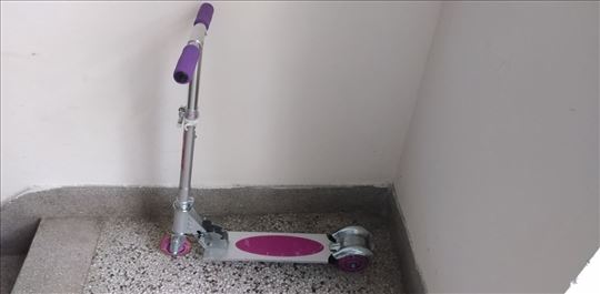 TrotinetI aluminijumski u odlicnom stanju