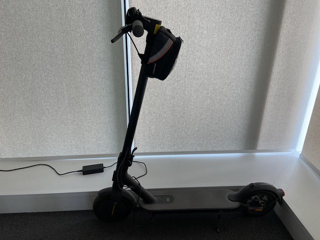 Mi essential elektricni trotinet