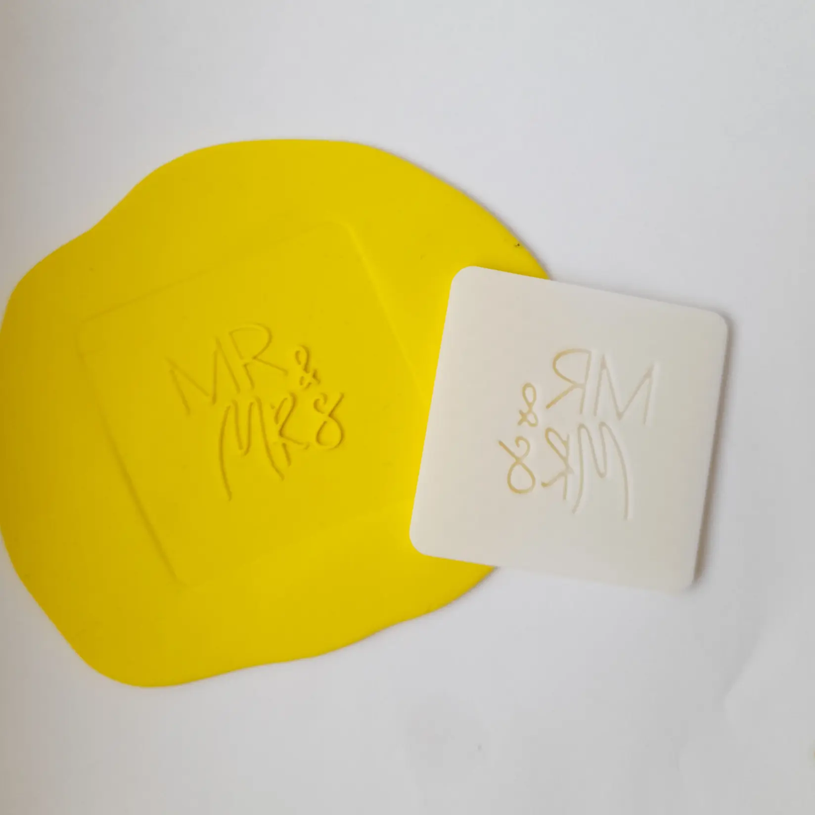 KREATIVNI SLATKIŠI Modla za kolače i ukrase Mr&Mrs, 8 cm, Bela