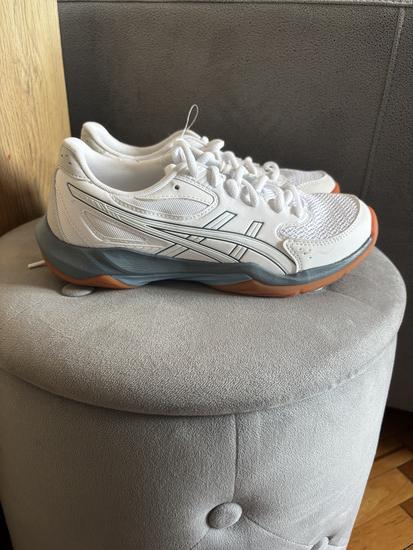 Nove Asics patike broj 38