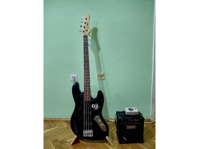 Bass gitara uz opremu