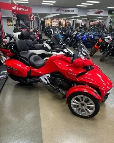 PRODAJEM CAN-AM SPYDER F3 LTD IZ 2025