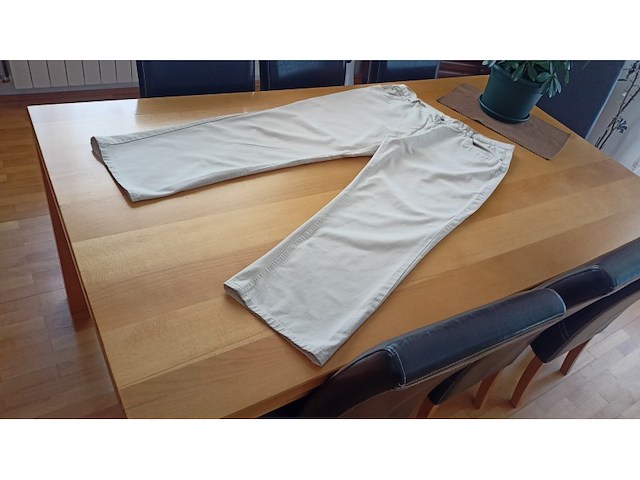 odlicne farmerice /pantalone 3xl.. mekane kao pero