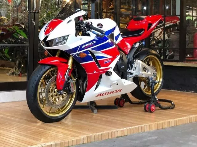 PRODAJEM SUPERBAJK HONDA CBR 600RR IZ 2015