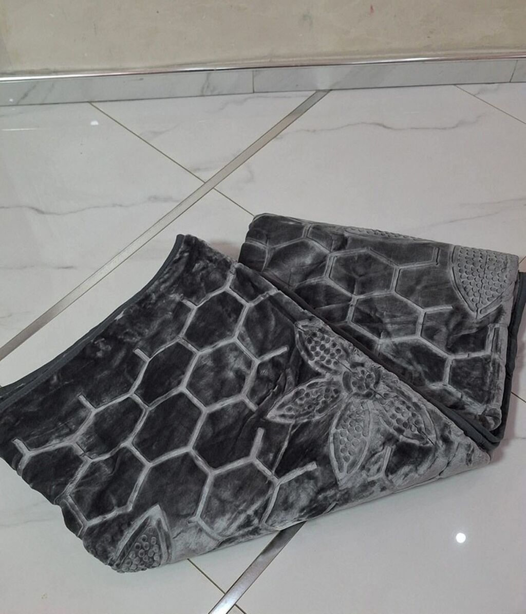 Ćebe 3kg 220x240 3500din Ćebe 1.5kg 150x200 2500din T