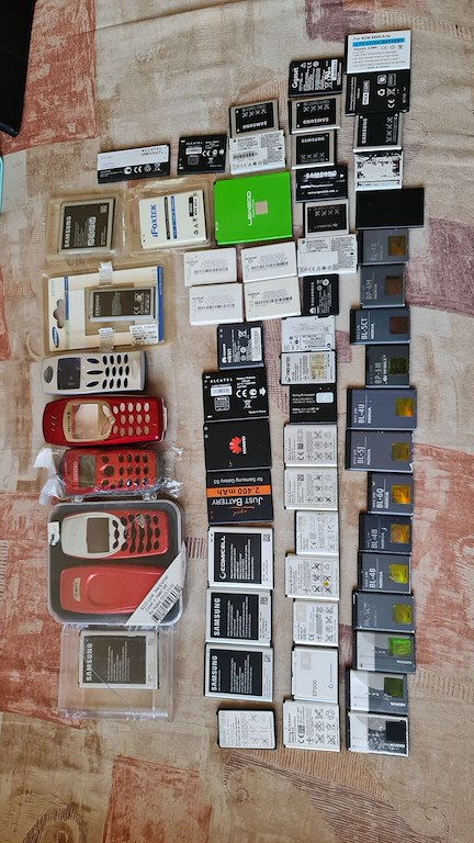Veliki lot baterija i maski za stare mobilne telefone Sadržaj