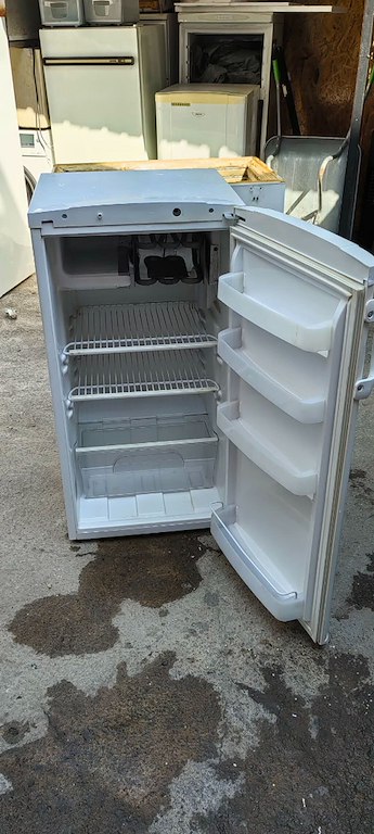 Prodajem frizider na plin zapremine 180L. Cena 26000 dinara. Broj