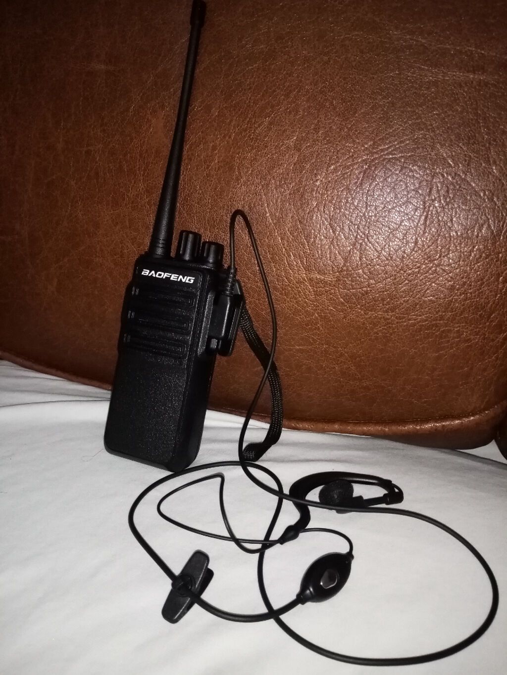 BaoFeng 1904 10W. Prodaje se komplet. Stanica, baza za punjenje, kabl