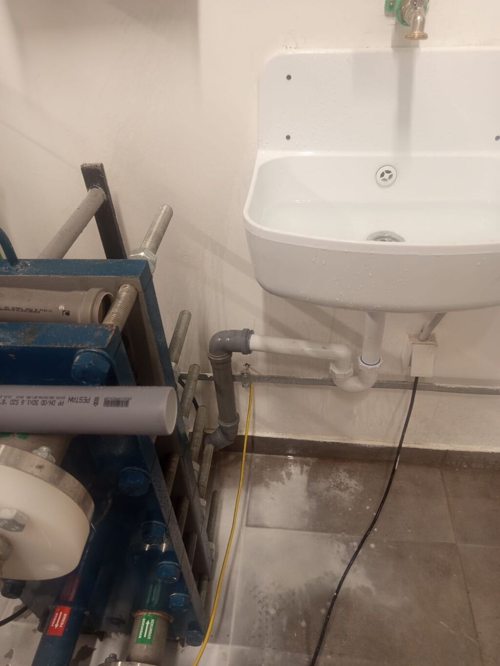 Usluge vodoinstalaterskih radova – montaža i povezivanje lavaboa i