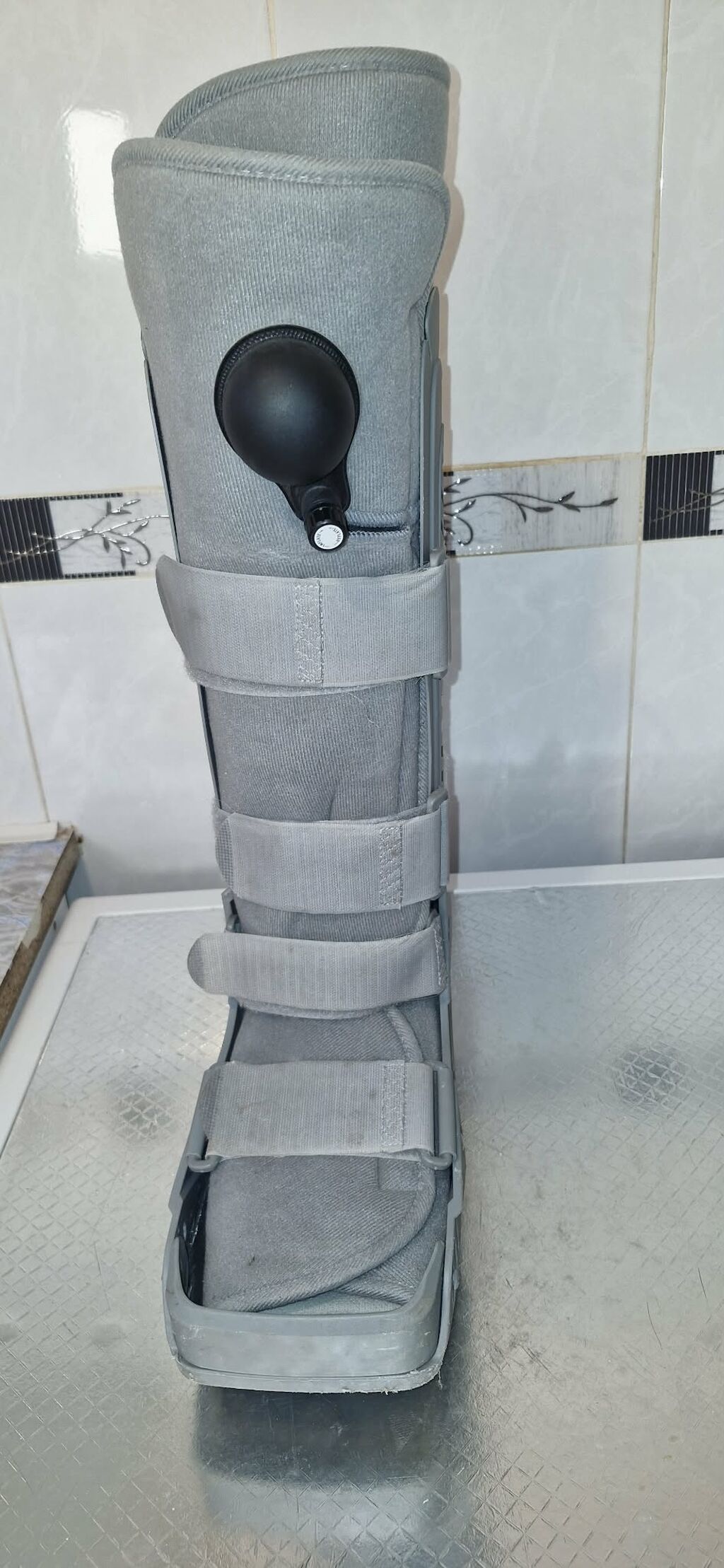 Prodajem ortopedska cizma u dobrom stanju cizma je leva i desna pumpa