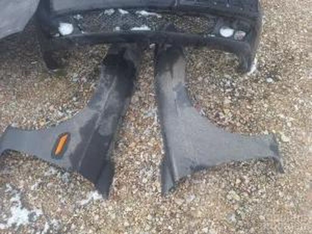 ALFA 156 KRILO | Alfa 156 krila crna boja nemam kod skinula se
