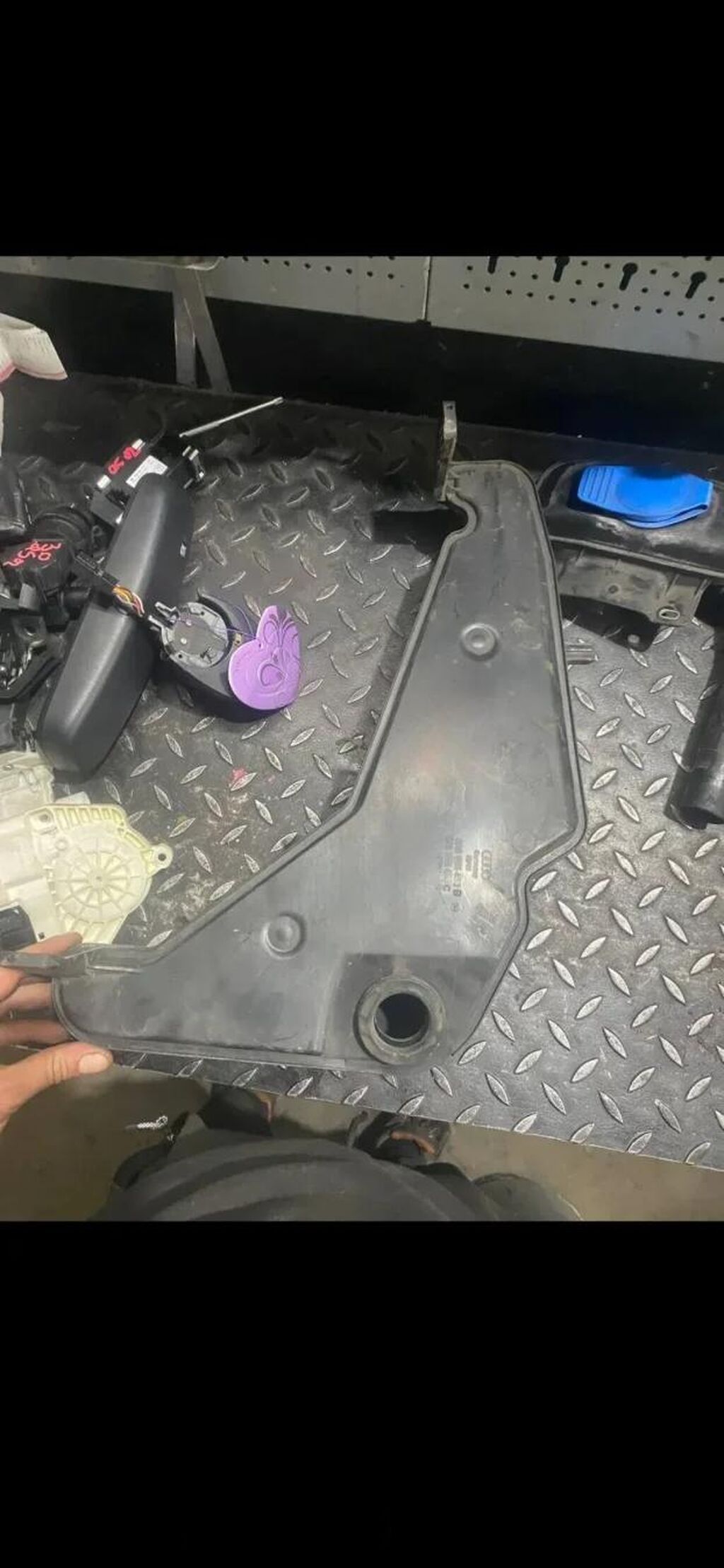 AUDI Q5 POSUDA BIDON CANTRA 8R0955453BC | Audi delovi zemun altina