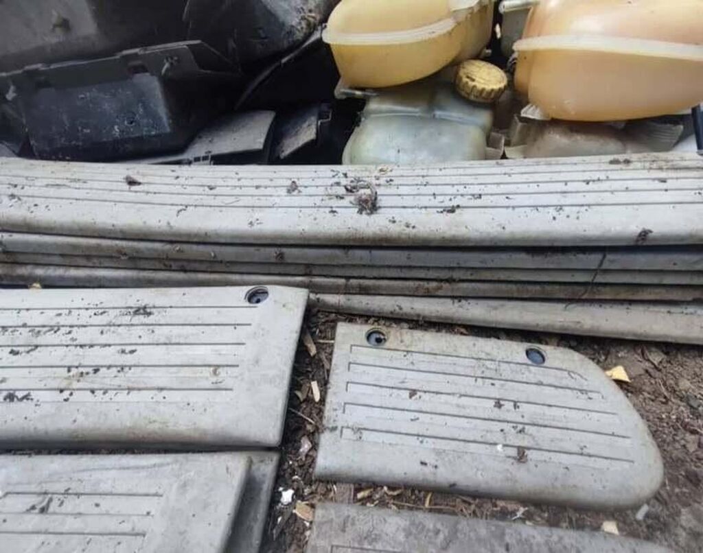 LAJSNE NA VRATIMA ZA RENAULT R 4 | renault 4 lajsne  vece 2000 din
