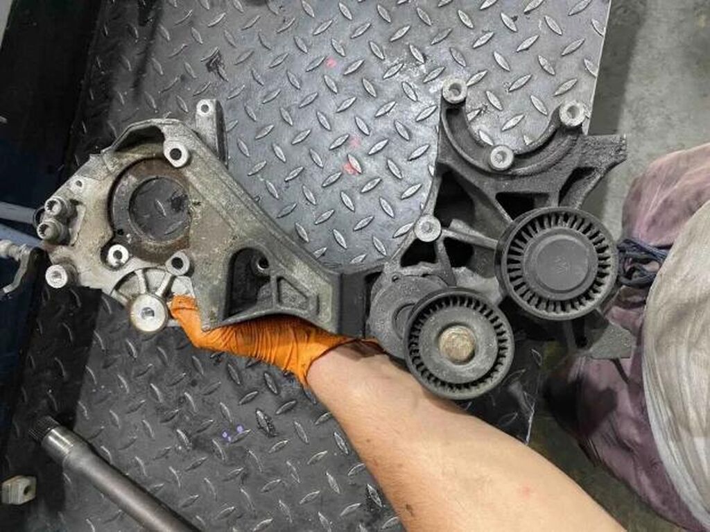 AUDI A4 B8 NOSAC ALTERNATORA I BOS PUMPE | Vw audi delovi zemun