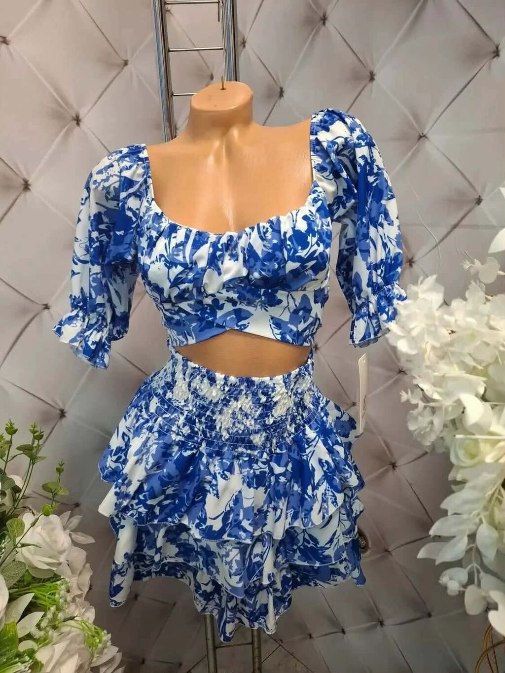 Dvodijelni ženski komplet – bluza i suknja, plavo‑beli floralni print