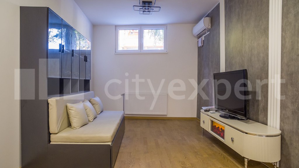 Poslovni prostor Izdavanje Novi Sad Bez skrivenih troškova - 44m², Doža Đerđa, Novi Sad - 500€
