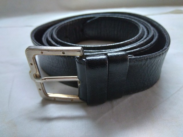 Kais muski koza crni 132 cm, sa kopcom   sirina 2,5 cm.