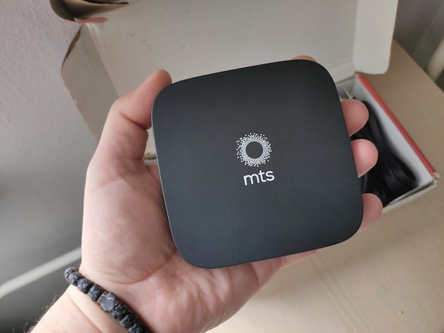 Stb Q11  risiver sa daljincem i adapterom.