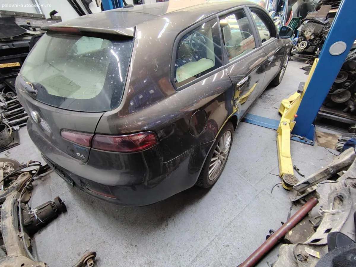 Alfa Romeo 159 zadnji branik kod boje 581 Originalni delovi