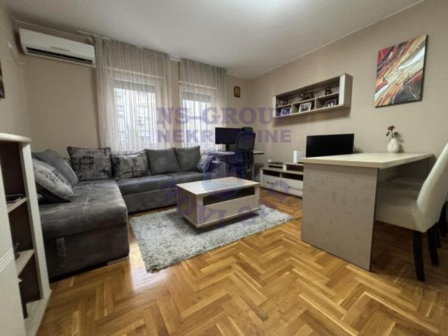 Izuzetan, namešten dvosoban stan na Podbari!