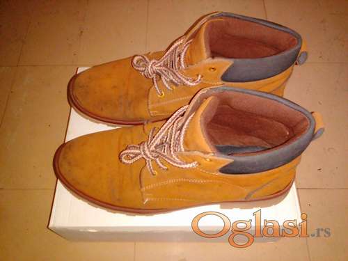 Unisex cipele/čizme broj 42 POVOLJNO
