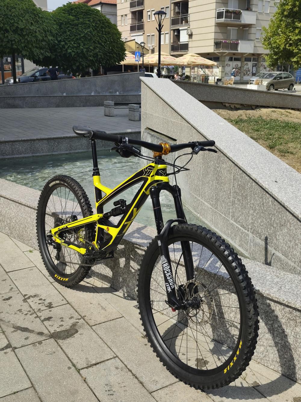YT Capra CF Carbon