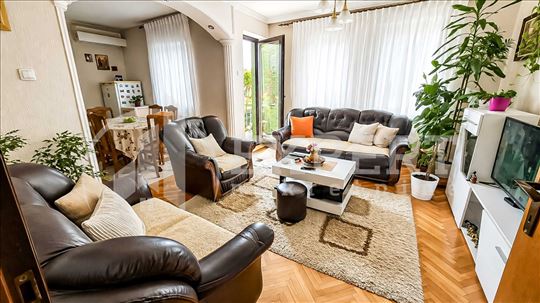 Idealan porodični stan sa tri spavaće sobe, 76m2