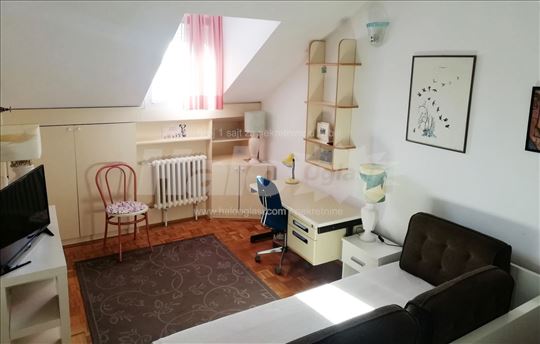 Soba u zasebnom delu stana za zaposlenu devojku