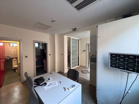 Izdavanje poslovnog objekta,Zemun,360m2,magacin
