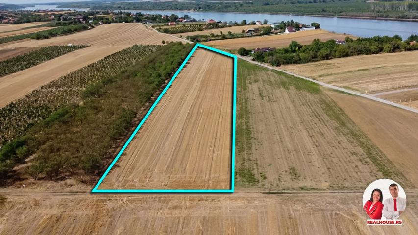 1,5 ha poljoprivrednog zemljista preko pta gradjevinske zone