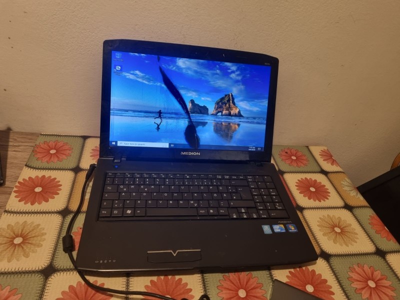 medion 15,6 inca i3 M330 ispravan ekran pukao