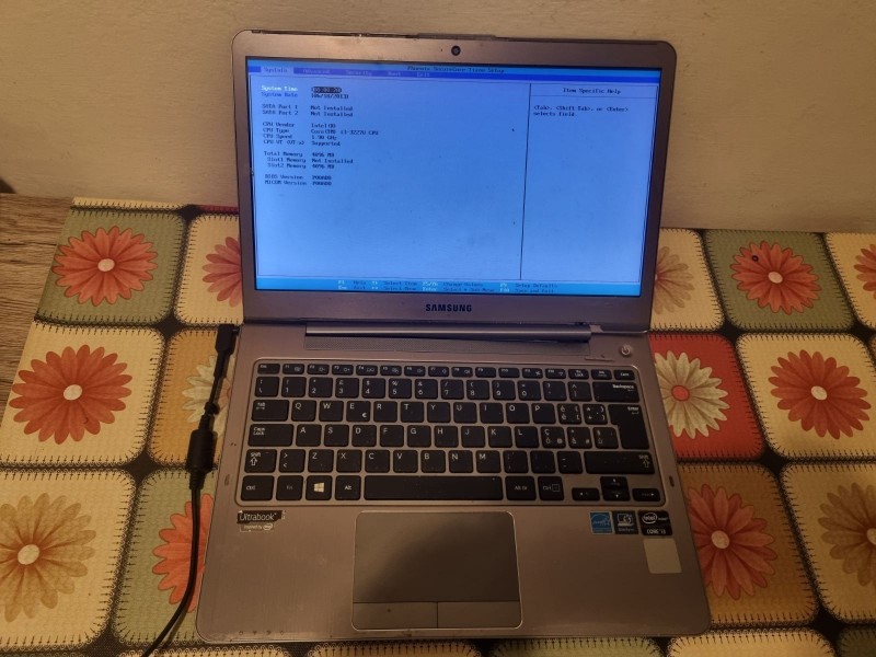 samsung 13,3 inca i3 3227U 1,9ghz