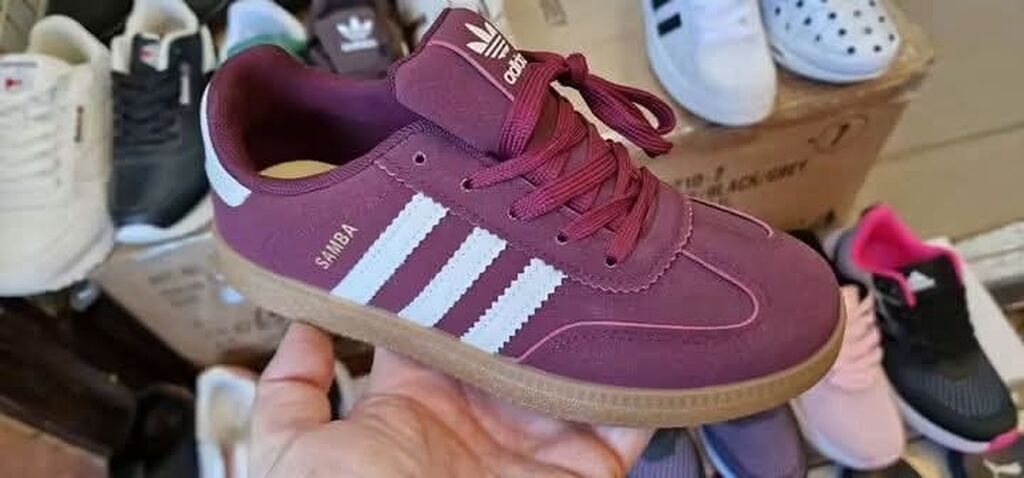 Model: Adidas Samba patike Opis: - Klasičan Samba dizajn sa tri bele