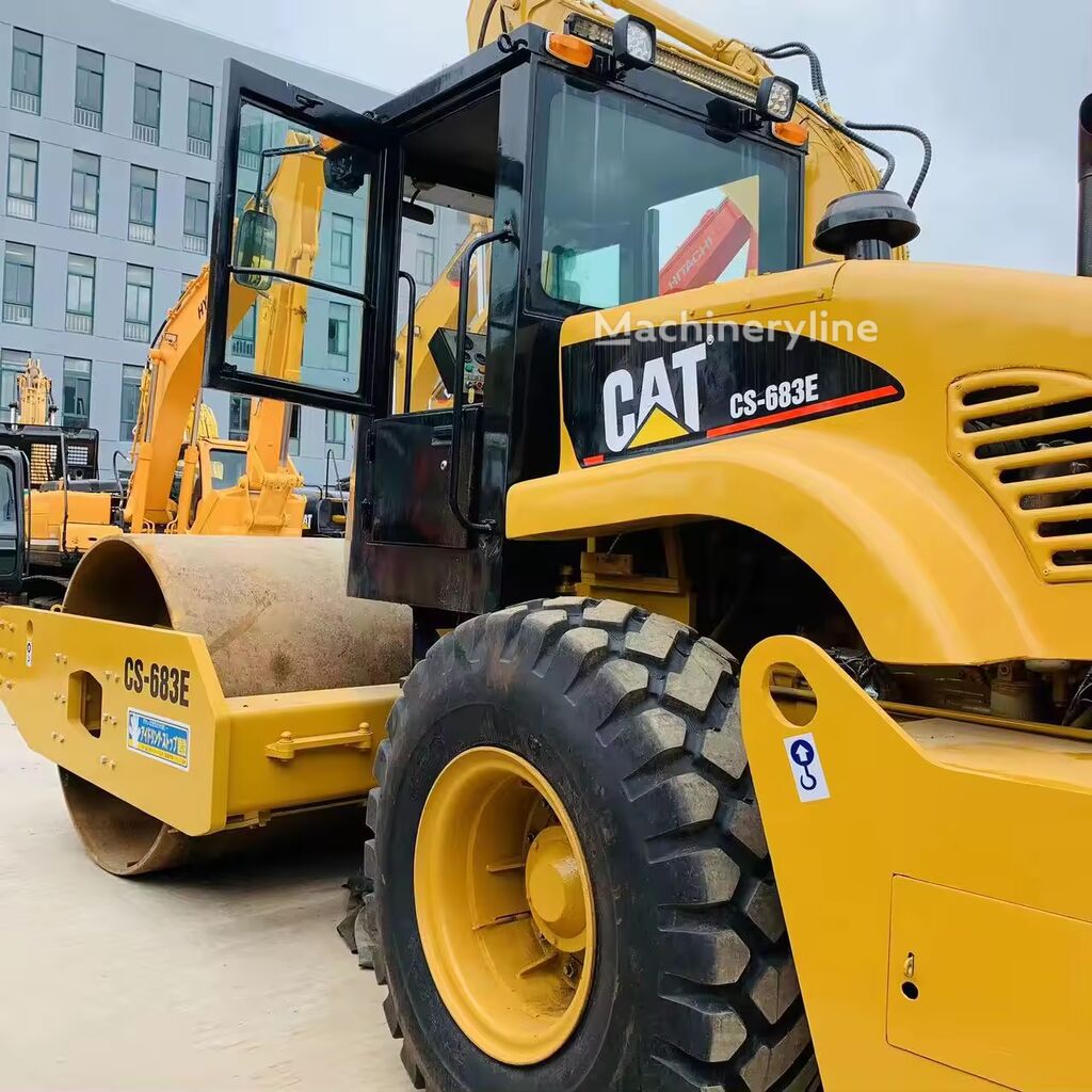 Caterpillar CS683E kompaktor s jednim valjkom