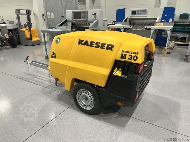 Kompresor
Kaeser M30 PE screw compressor on a trailer