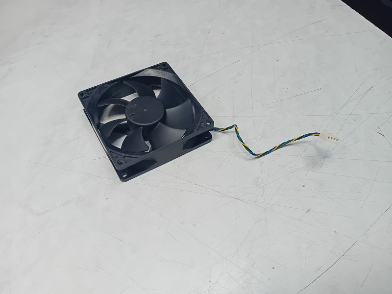 9cm ventilator pin 4 ispravan