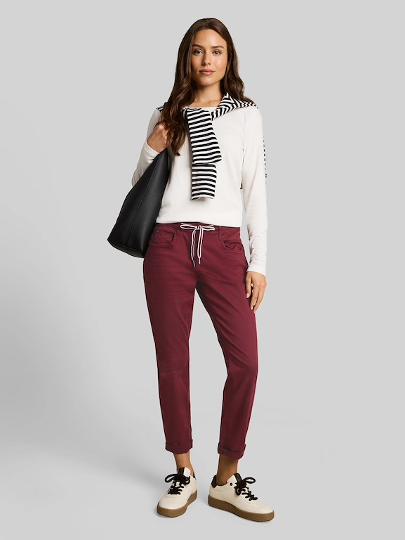 Pantalone opuštenog kroja sa nogavicama koje se sužavaju
