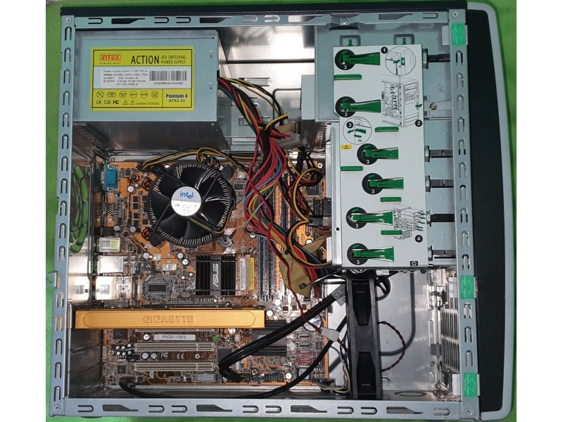 Dobar Intel 775 3.0 Ht X2 komplet,pci-express, 4xsata
