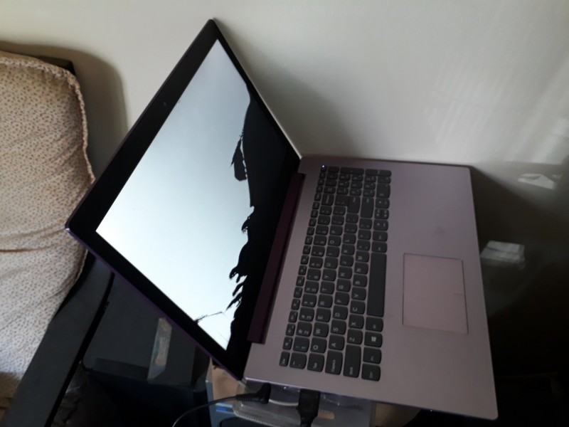 Lenovo laptop + punjač