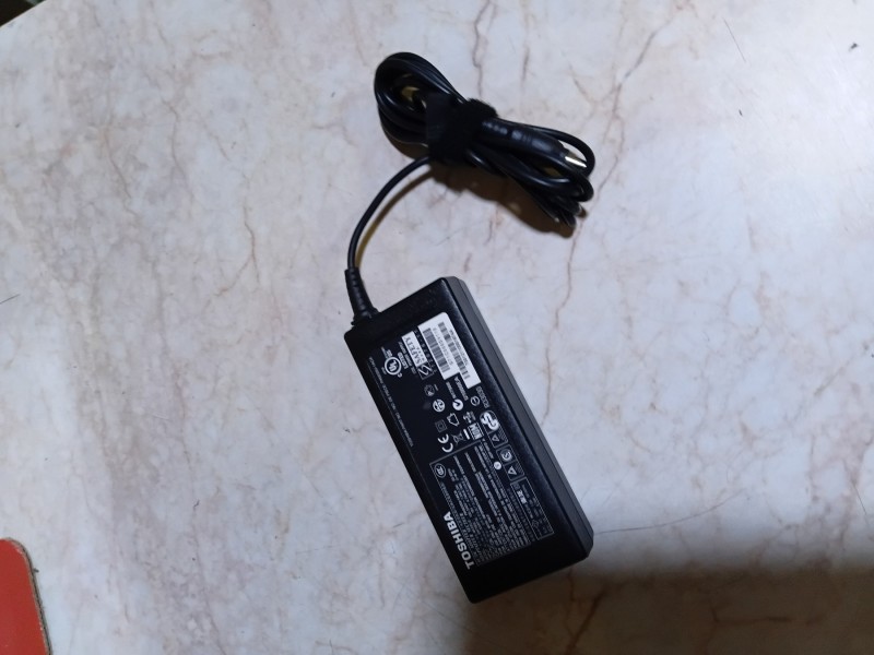 Toshiba 19v4.74a PA5035U 1ACA
