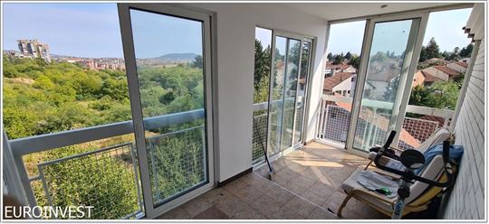 2,5 bela fasadna cigla, lepa terasa i pogled