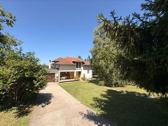 Kuća sa privatnim parkom i preko 2 ha