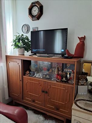 Vitrina za TV, knjige