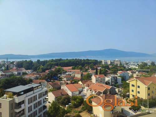 Ekskluzivni penthouse s privatnom krovnom terasom u Tivtu