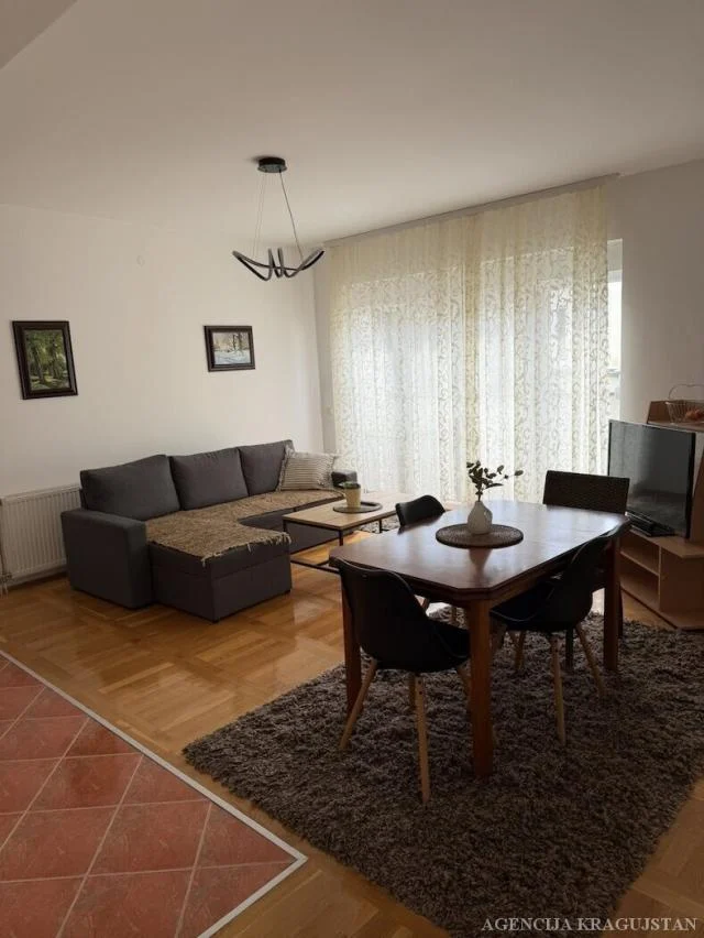 Izdavanje, Stan, 64m2 , Centar
