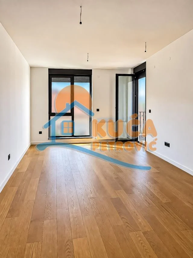 Izdaje se dvoiposoban stan u blizini Crvenog pevca, idelan za poslovni prostor, 71m2